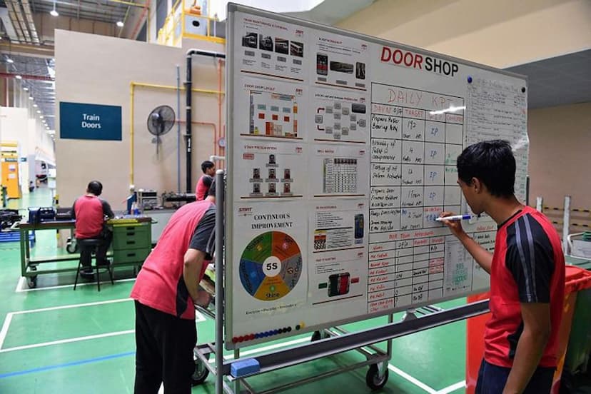 SMRT rail staff stand out in new uniforms - Sgcarmart