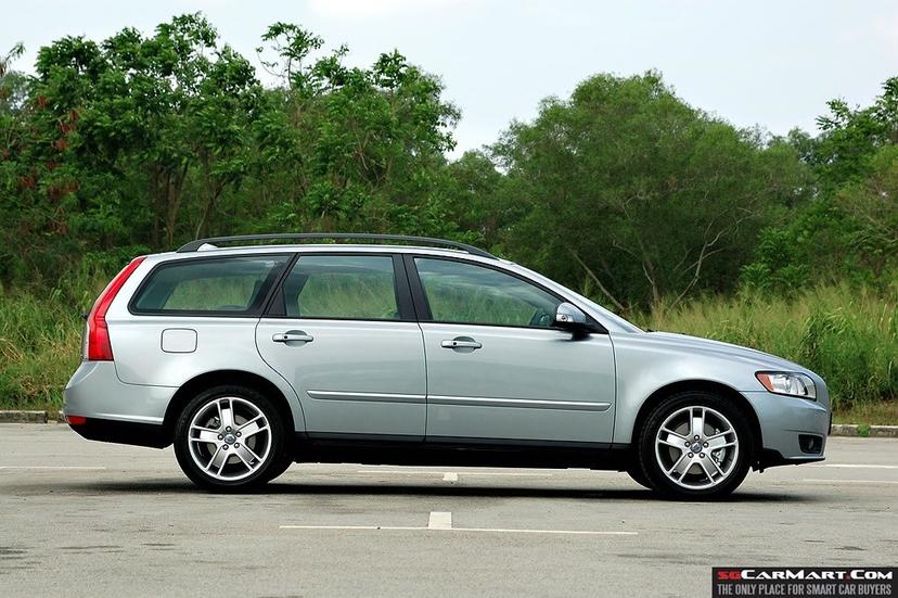 Volvo V50 2.0 (A) Review - Sgcarmart