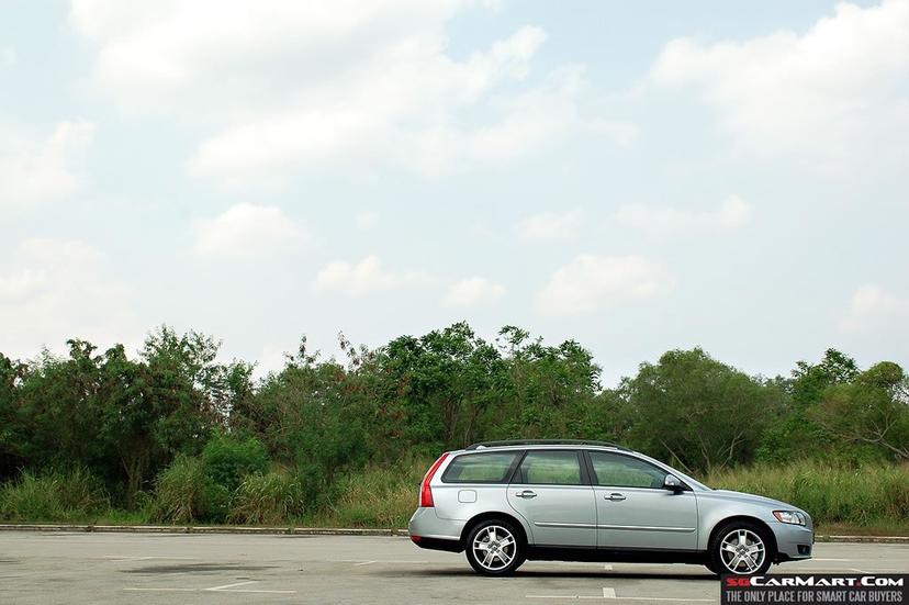 Volvo V50 2.0 (A) Review - Sgcarmart