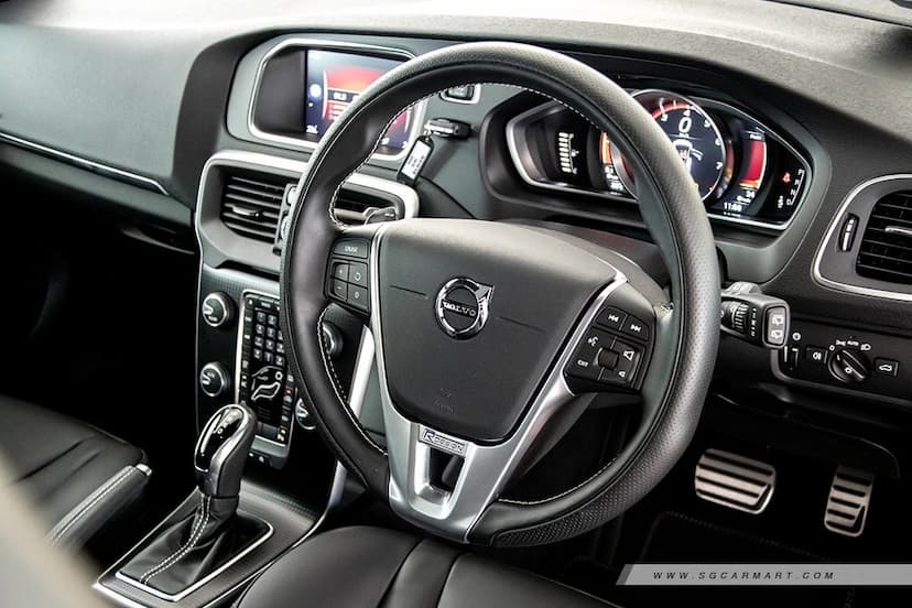 Volvo V40 T4 R-Design (A) Review - Sgcarmart