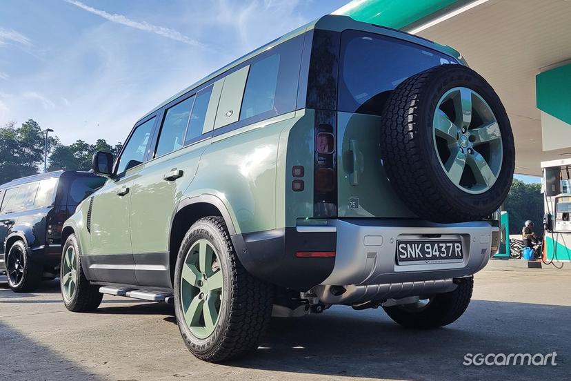 The best colour for a Defender is Grasmere Green with mud - Sgcarmart