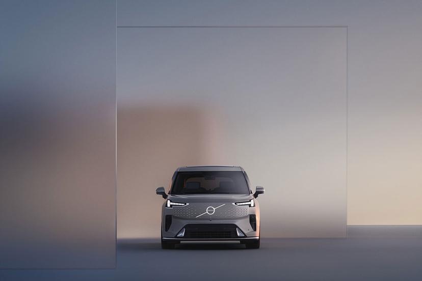 The Volvo EM90 is a living room on wheels - Sgcarmart