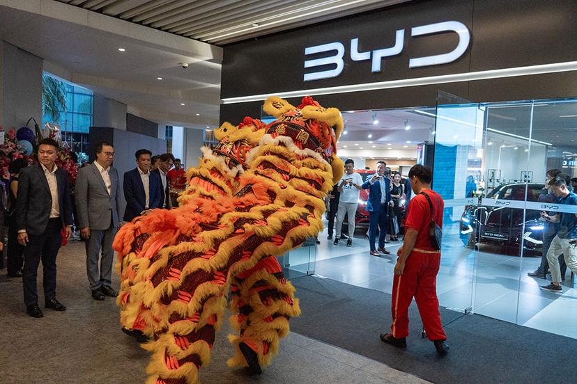 BYD opens its newest showroom at 77 Robinson Road - Sgcarmart