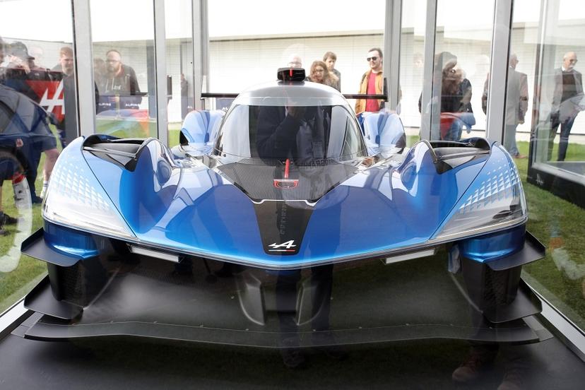 Alpine shows off its motorsports history at the MM81 - Sgcarmart