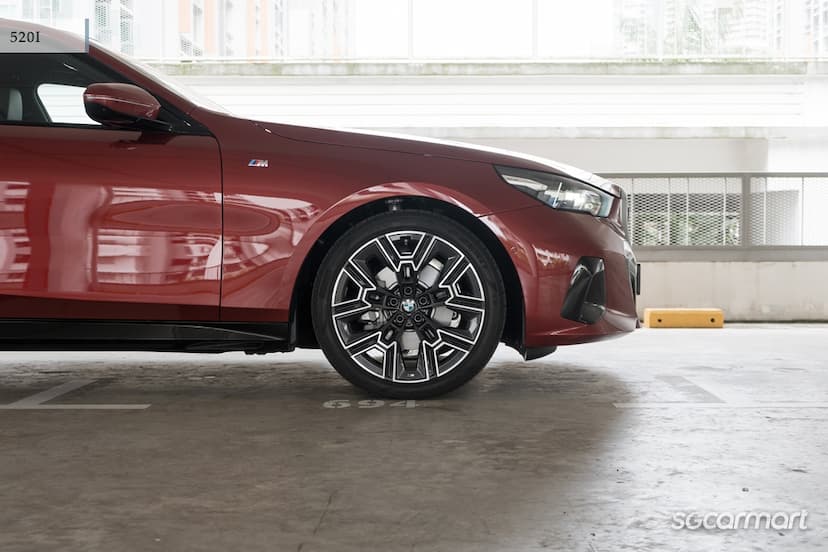 BMW 520i M Sport vs Mercedes-Benz E200 AMG Line - Sgcarmart