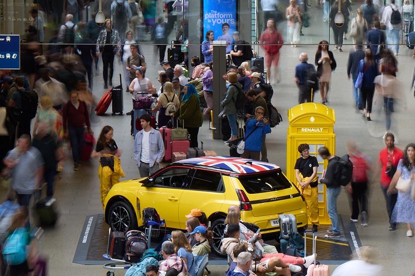 Renault 5 goes on display at St. Pancras in London - Sgcarmart